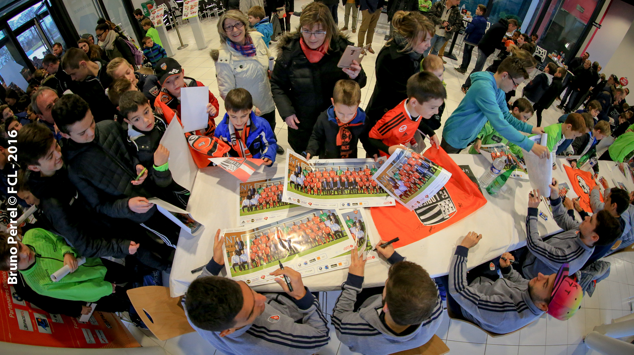 La séance de dédicaces en partenariat avec Jean Floch - FC Lorient